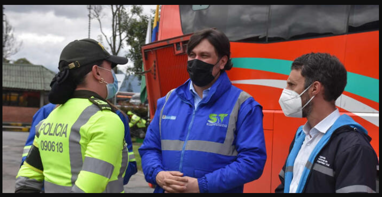 Autoridades inspeccionan vehículos que transportarán pasajeros desde ...