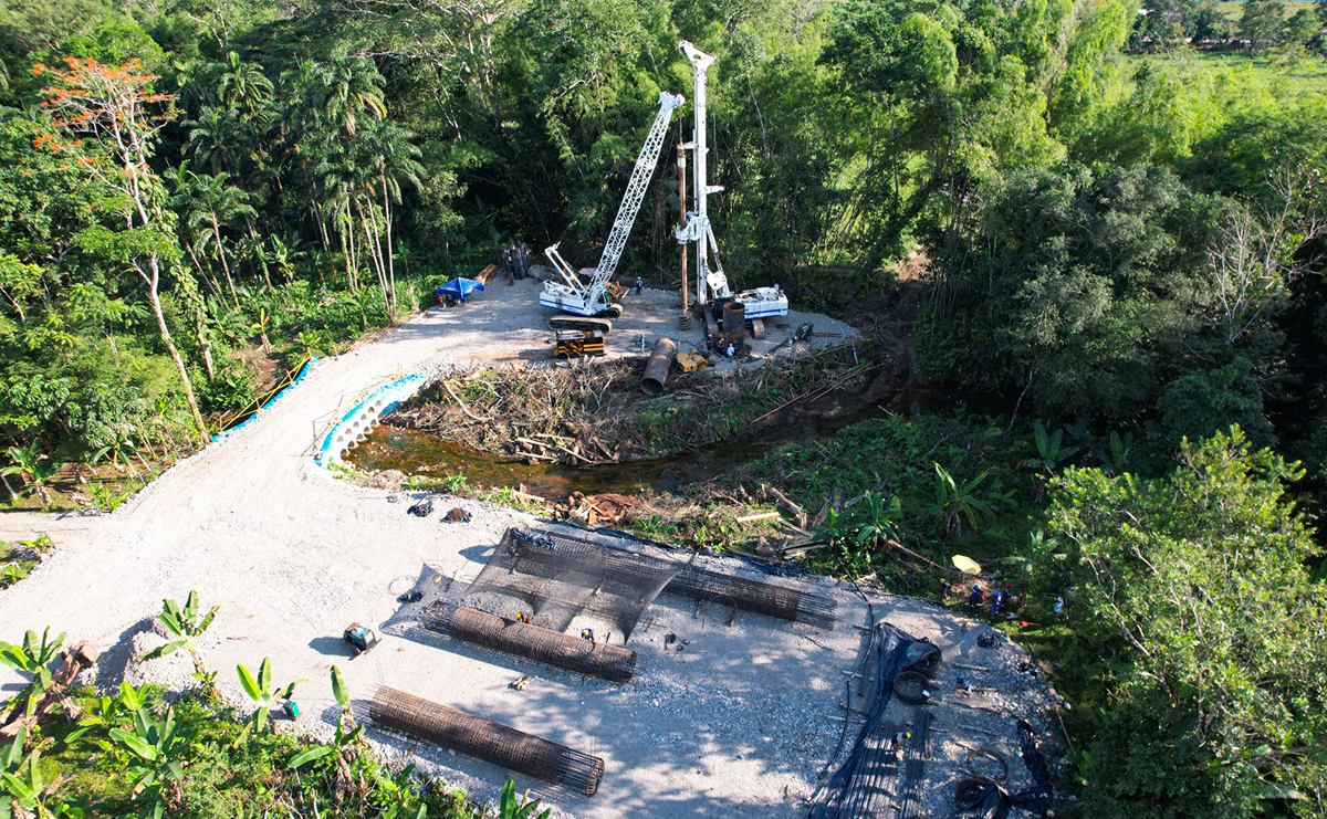 Construcción del puente sobre el Río Caquetá